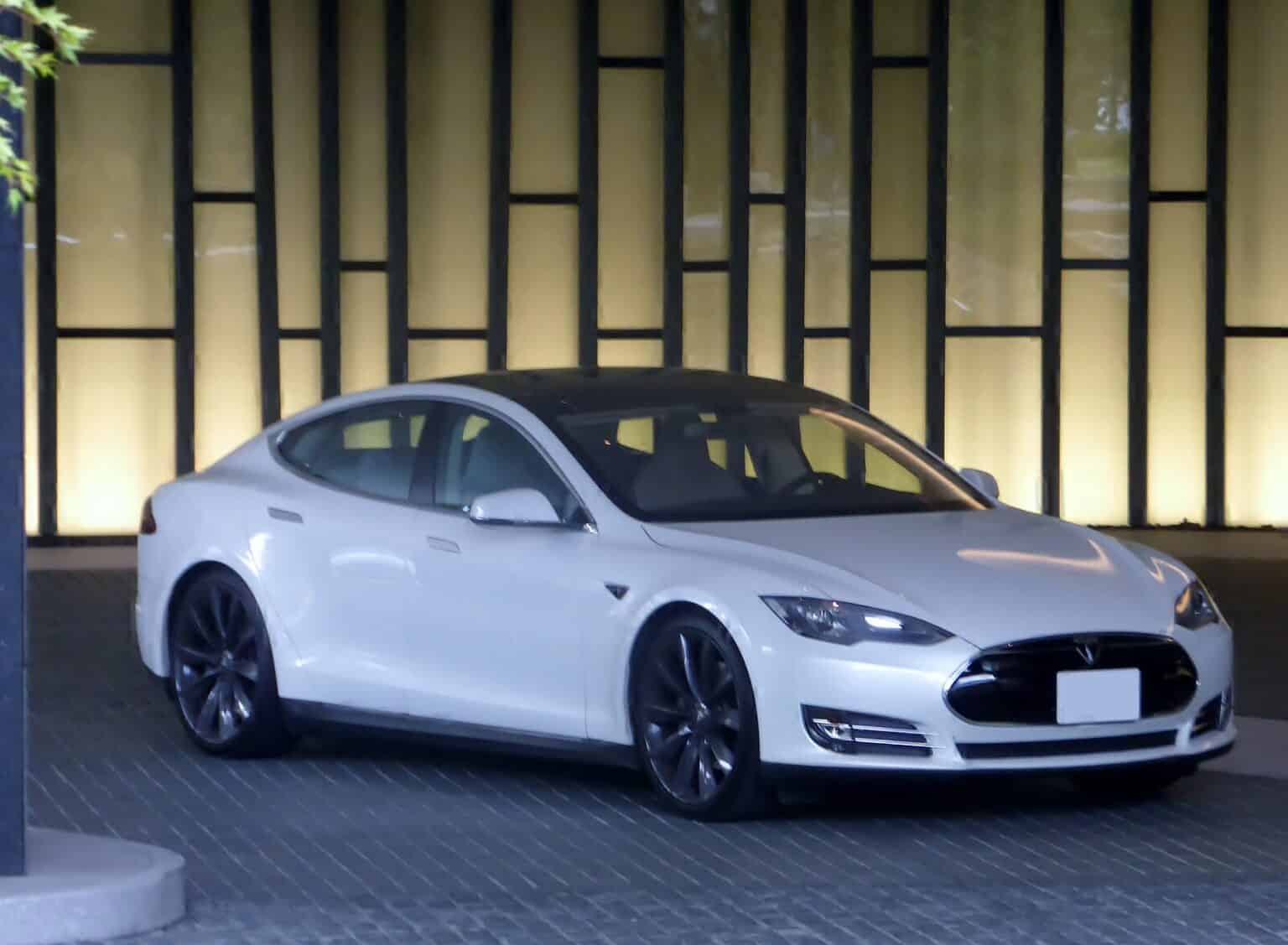 Musk to Launch $25,000 SUV to Rescue Tesla - 24/7 Wall St.
