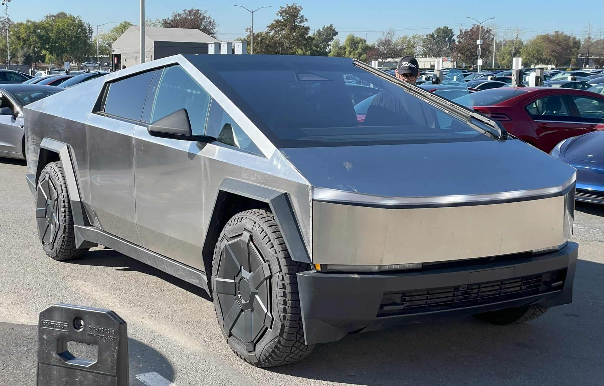 Tesla Sells Only 2,000 Cybertrucks A Month, But That Can Be Fixed - 24/ ...